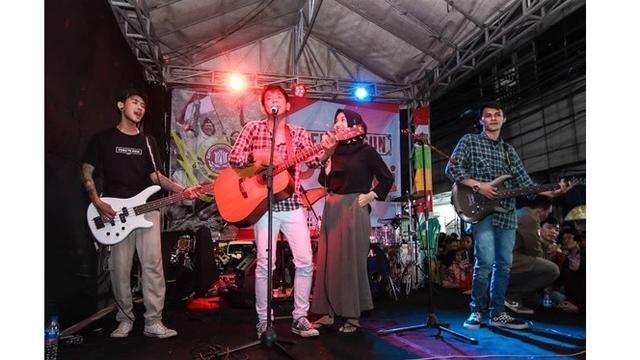 Jadi Vokalis Band, Ini 6 Penampilan Angga Putra 'Anak Langit' di Atas ...