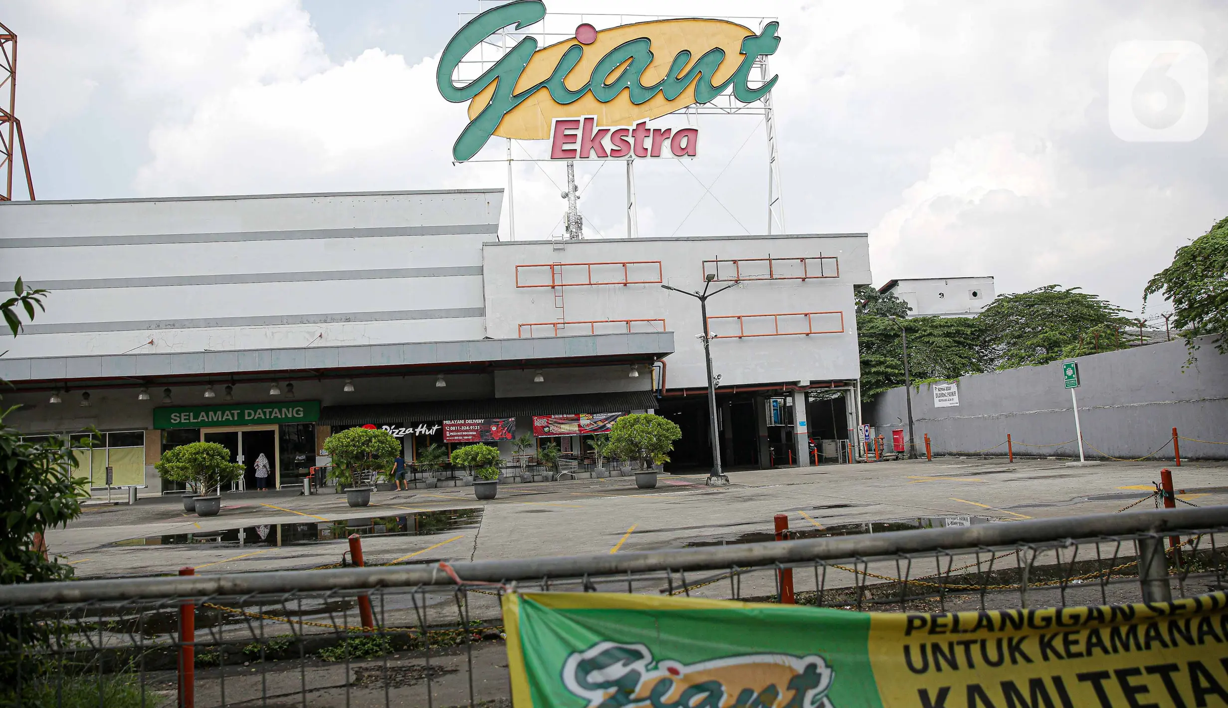 FOTO: Gerai Giant Resmi Tutup Permanen - Foto Liputan6.com