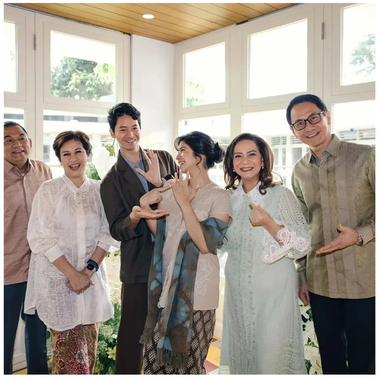 7 Potret Penampilan Awet Muda Addie MS dan Memes di Momen Lamaran ...