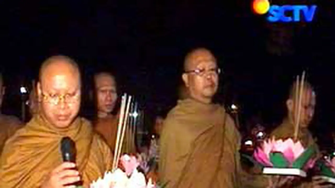 Umat Budha Menggelar Ritual Siripada Puja - News Liputan6.com