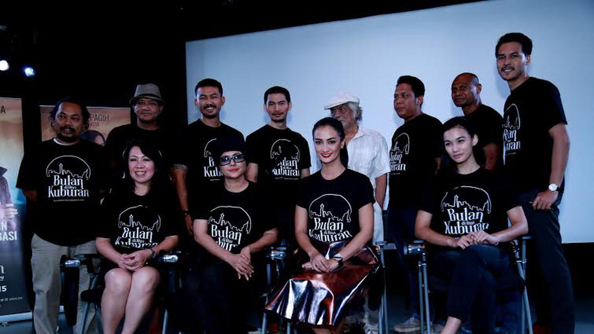 Foto-Foto Adegan dan Behind The Scene ‘Bulan di Atas Kuburan ...