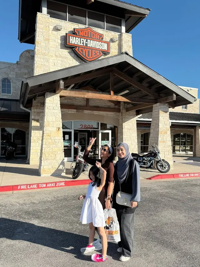 5 Potret Tengku Firmansyah Pakai Topi Cowboy Liburan Keluarga di Texas ...