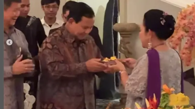 Titiek Soeharto Rayakan Ulang Tahun dan Kasih Tumpeng ke Prabowo Subianto Sambil Cium Pipi ...