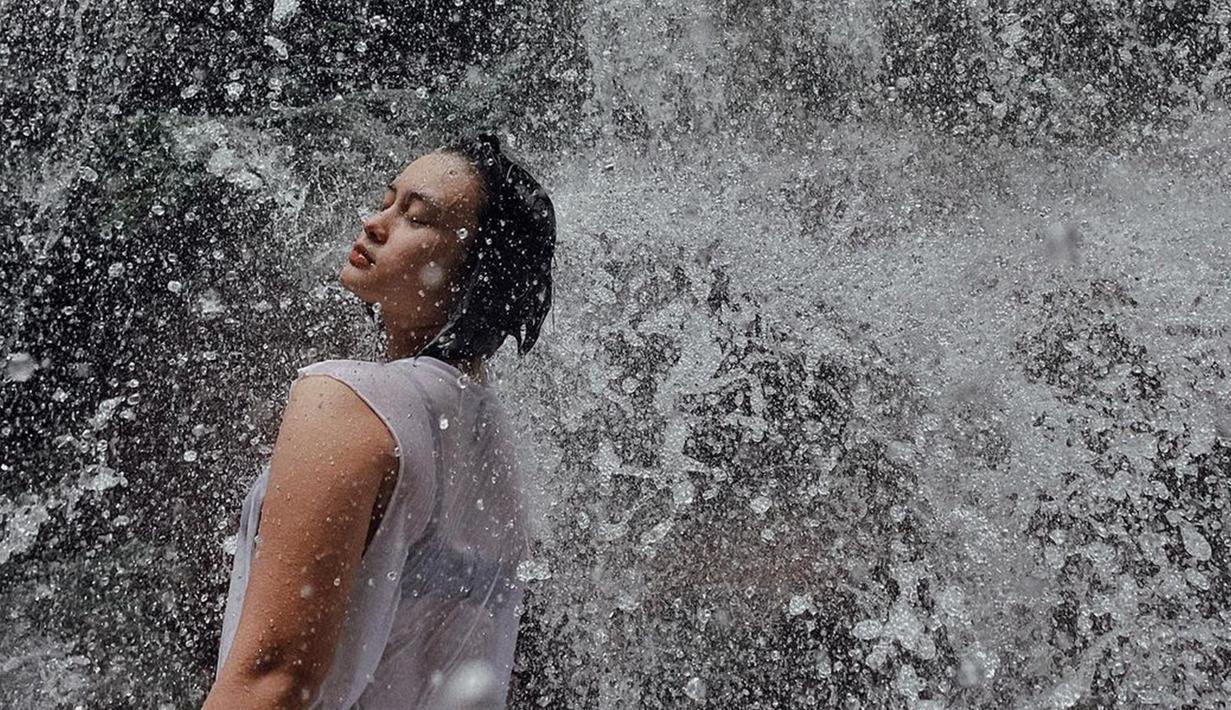 Potret Liyan Zef 'Dari Jendela SMP' di Air Terjun, Lepas Penat dengan ...