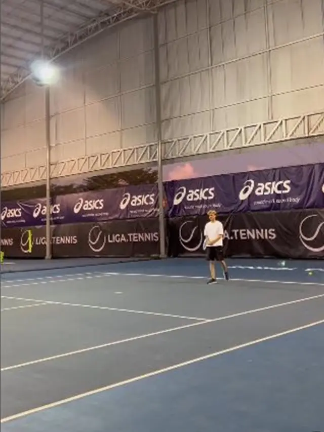 6 Potret Cinta Kuya Ajak Pacar Bule Main Tenis Bareng Keluarga ...