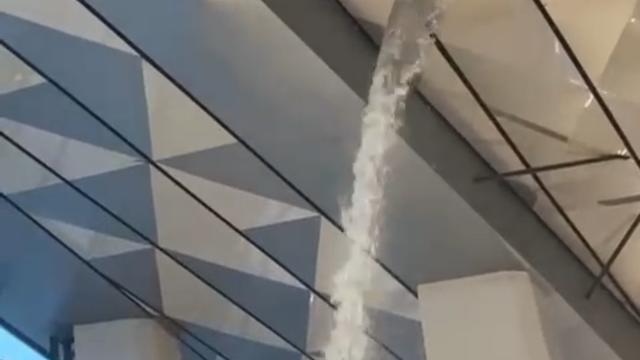 Top 3: Atap Terminal 3 Bandara Soetta Jadi Air Terjun - Bisnis Liputan6.com