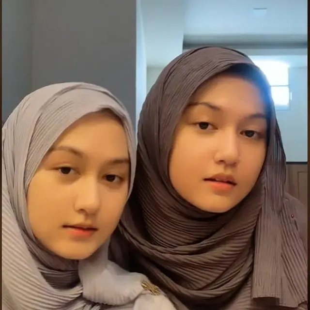 6 Potret Shafa dan Shaira, Saudara Kembar Disebut Mirip Zoe dan Laura Jackson - Hot Liputan6.com