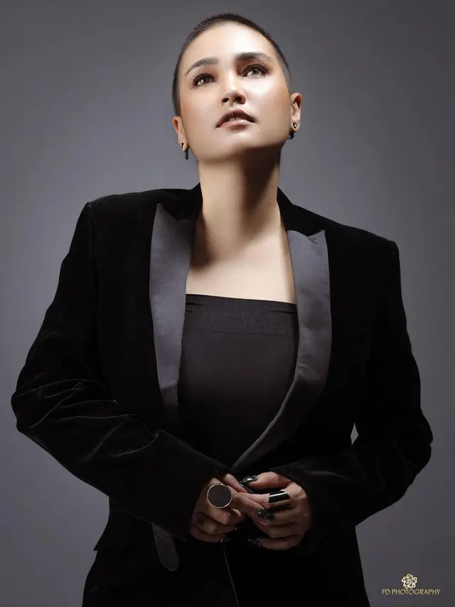 6 Potret Feby Febiola Dengan Busana Serba Hitam, Tampil Penuh Percaya ...