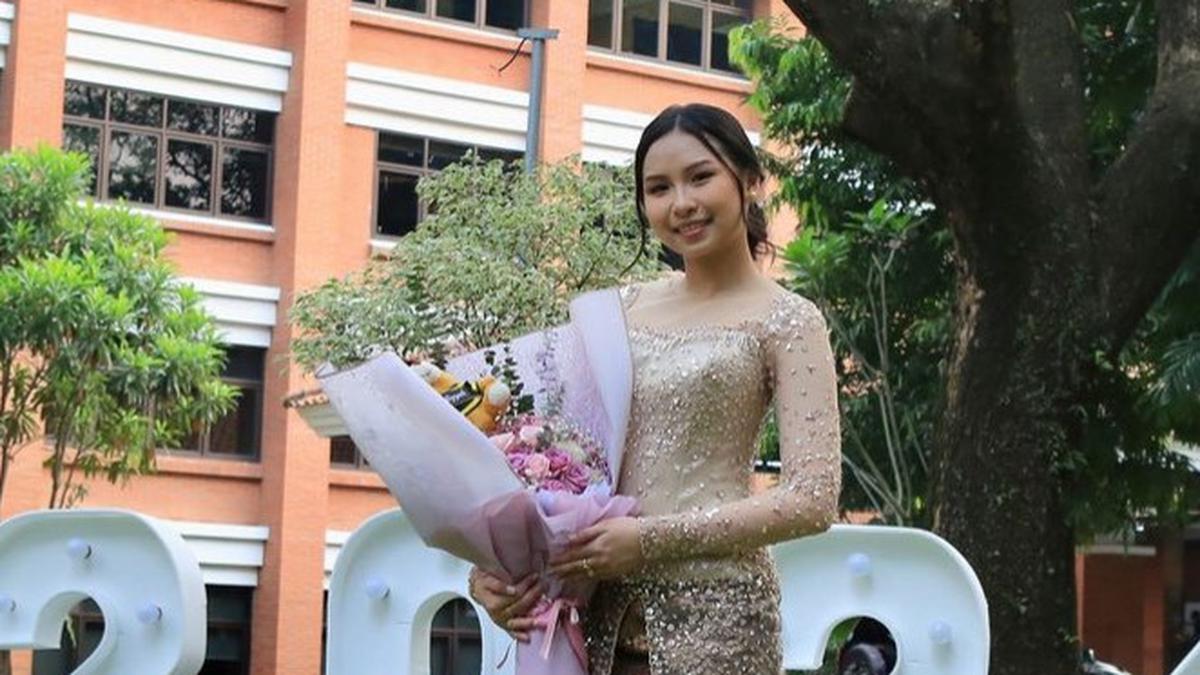 6 Potret Aliyyah Kohl, Adik Sisca Kohl saat Wisuda Mengenakan Kebaya ...