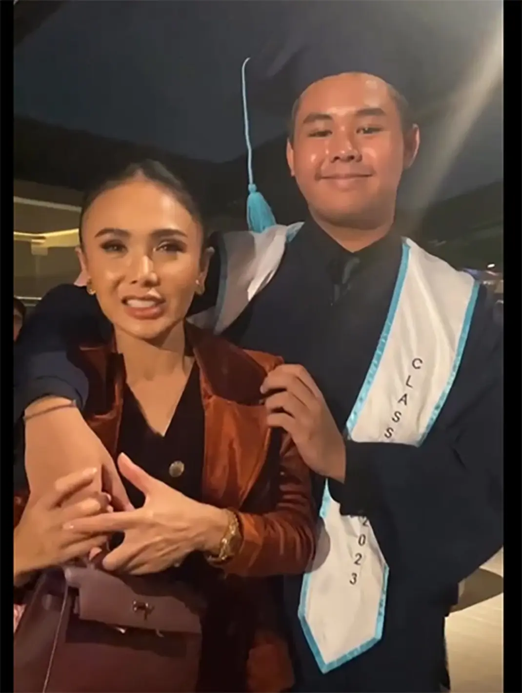 Potret Yuni Shara dan Mantan Suami Kompak Hadiri Wisuda Anak - Photo Fimela.com