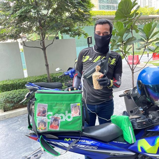 Driver Ojol Ini Tempel Foto Keluarga di Motornya Agar Semangat Bekerja ...