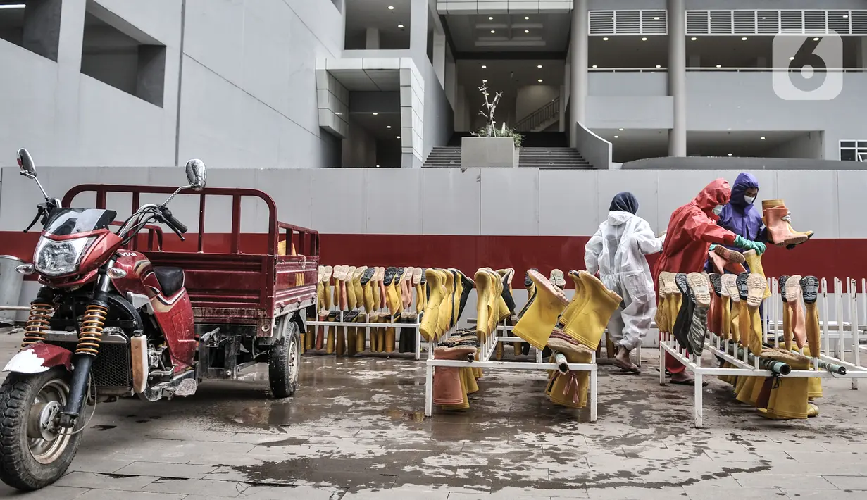 FOTO: Profesi Pencuci Sepatu Tenaga Medis Covid-19 - Foto Liputan6.com