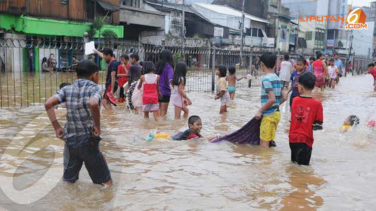 Banjir Rendam Pasar Patra Jakbar, Pedagang Jualan di Trotoar - News ...