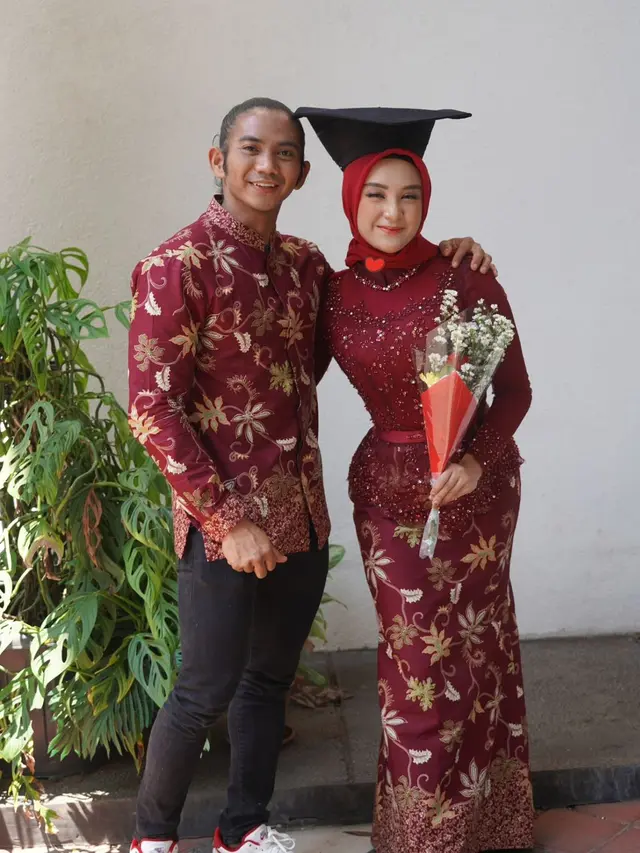 6 Potret Wisuda Hersa Rahayu Istri Rizki DA, Menawan Pakai Kebaya Merah - Hot Liputan6.com