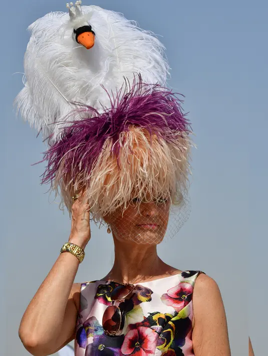 FOTO: Aneka Topi Unik Penonton Pacuan Kuda Termahal di Dunia - Foto ...