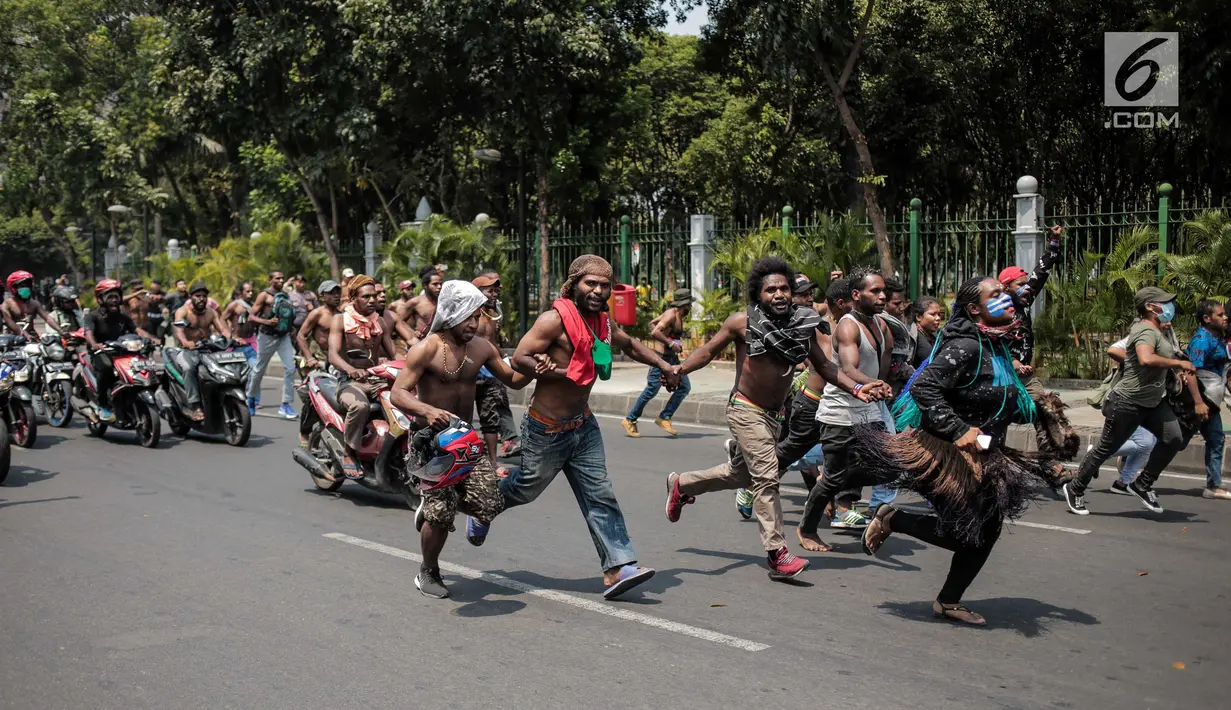 FOTO: Aksi di Depan Mabes TNI AD, Mahasiswa Papua dan Petugas Sempat ...