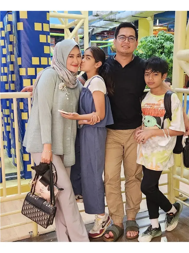6 Potret Kedekatan Zio Anak Tommy Kurniawan dan Lisya Nurrahmi, Bak Ibu Kandung - Hot Liputan6.com