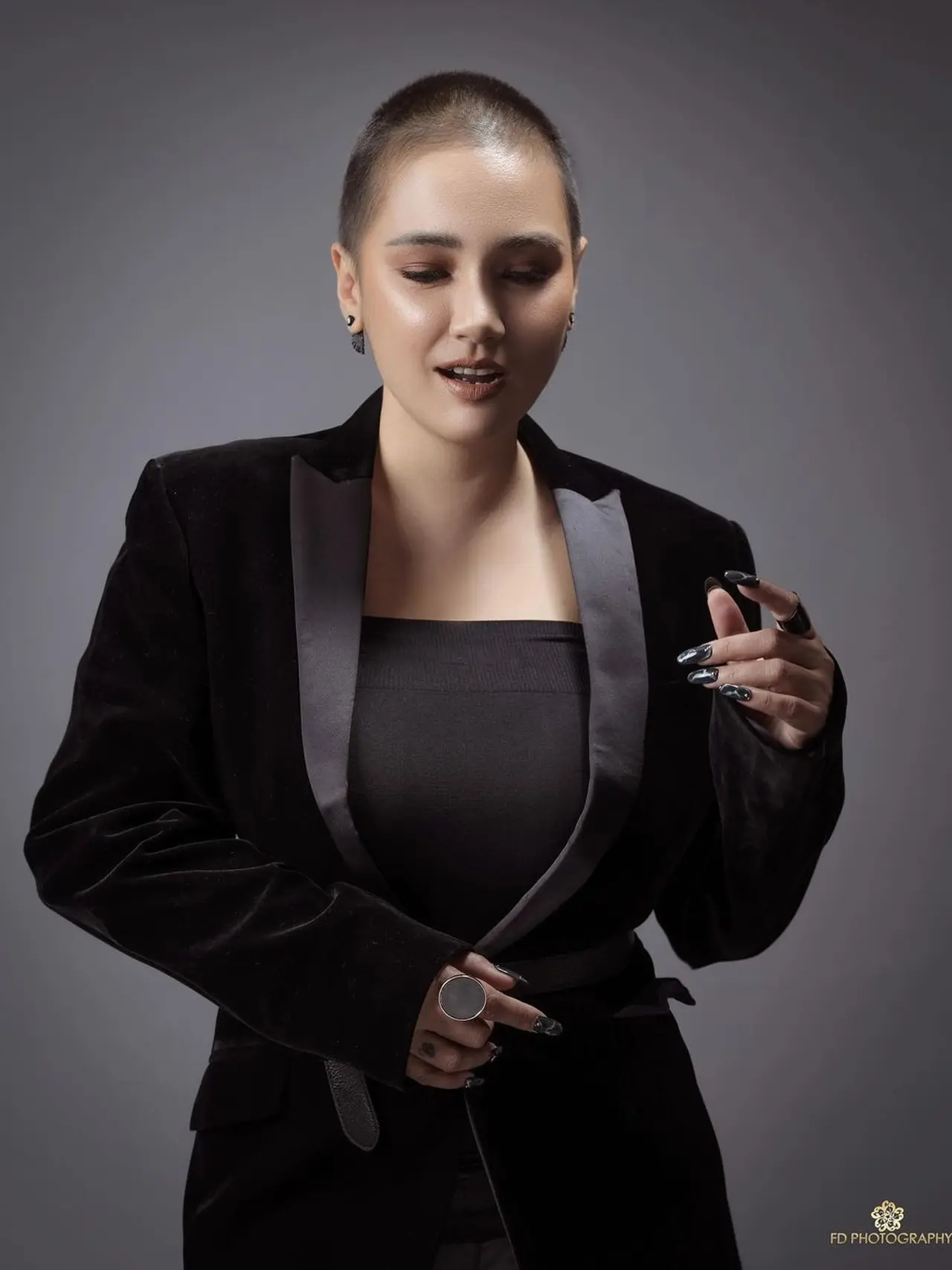 6 Potret Feby Febiola Dengan Busana Serba Hitam, Tampil Penuh Percaya ...