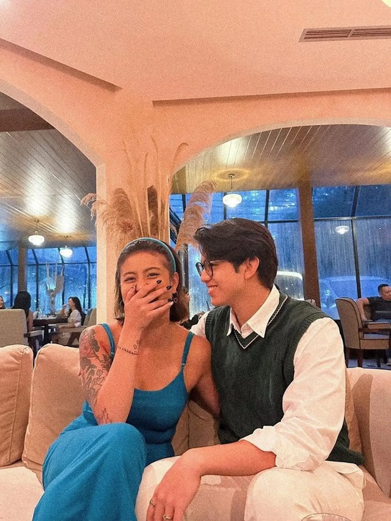 Romantis Walaupun Beda Agama, Ini 6 Potret Kebersamaan Awkarin dan ...