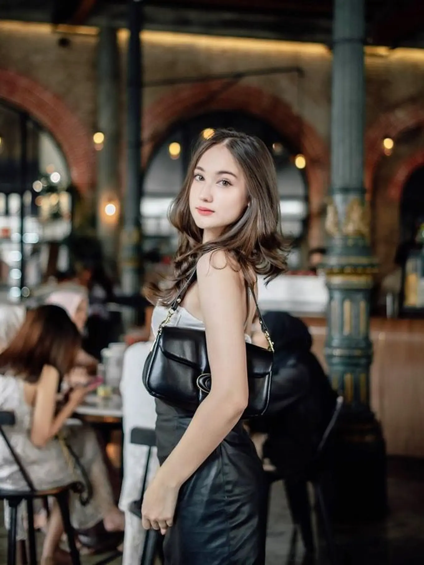 6 Potret Cantik Laura Moane, Artis Muda yang Diduga Menjalin Asmara ...