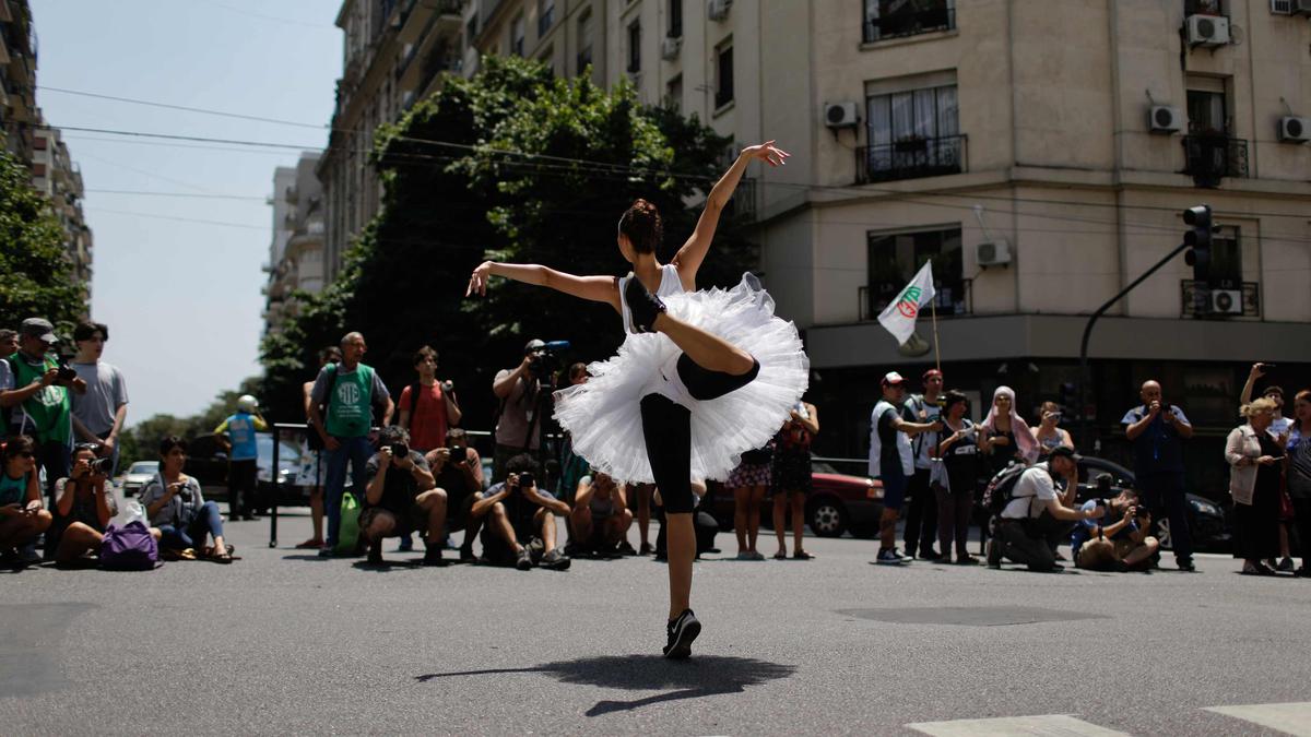 FOTO: Protes Pemerintah, Para Penari Balet Argentina Menari di Jalanan ...