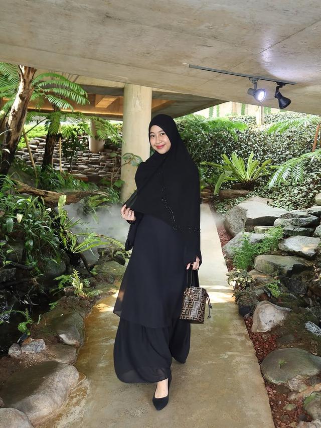 6 Potret Adiba Khanza Pakai All Black Outfit, Tampil Elegan dengan ...