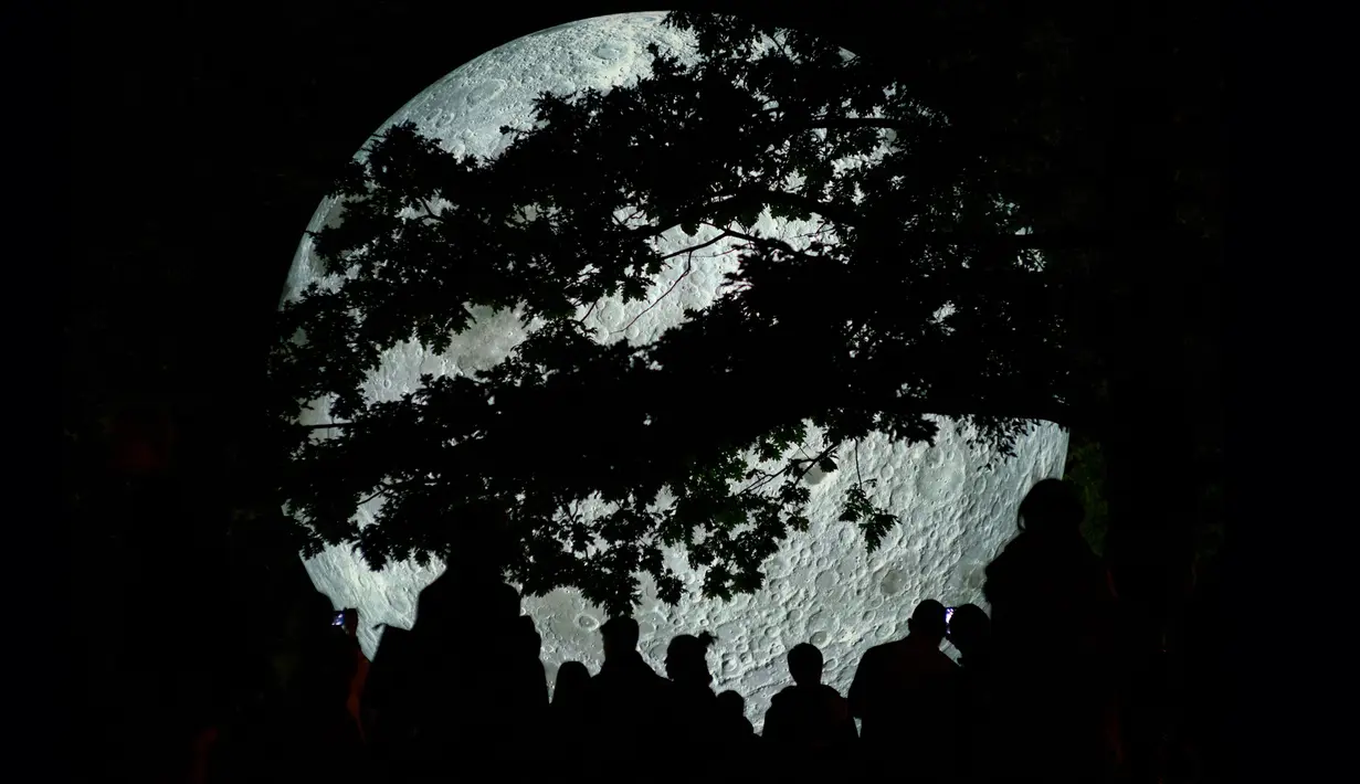 PHOTO: Kemunculan Bulan Raksasa di Slovakia - Foto Liputan6.com