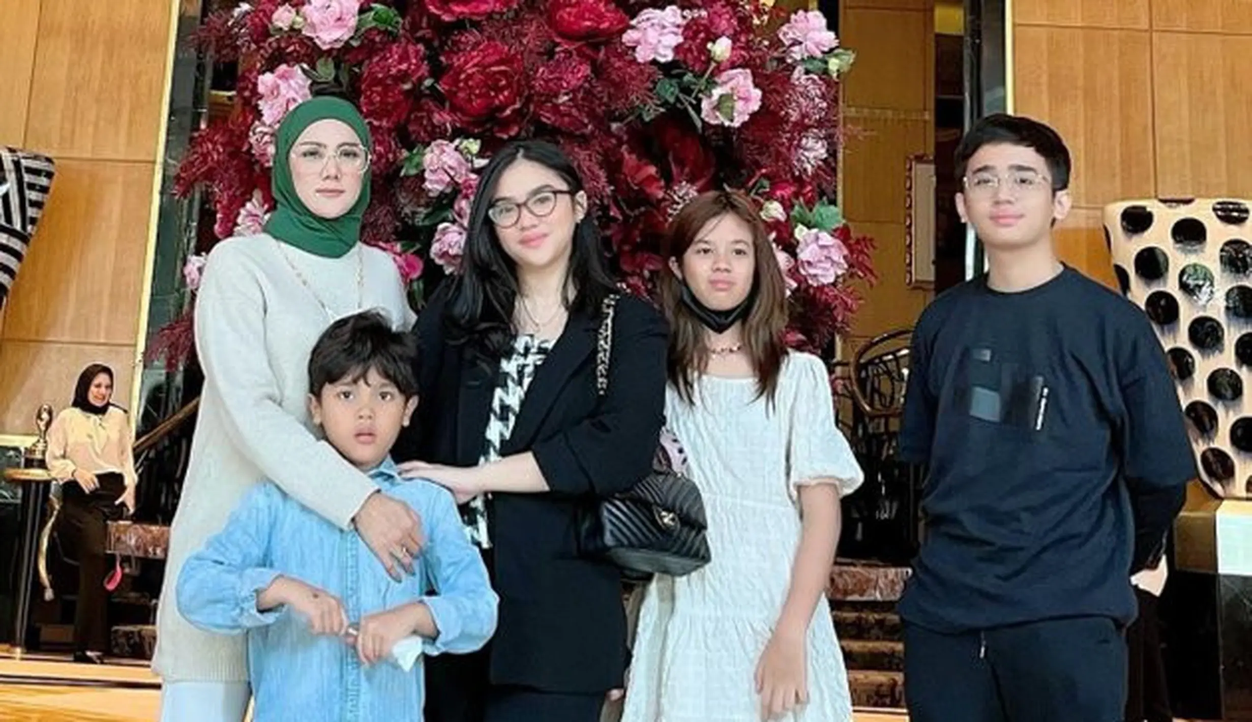 6 Potret Cantik Mulan Jameela dan Tiara Savitri yang Mencuri Perhatian ...