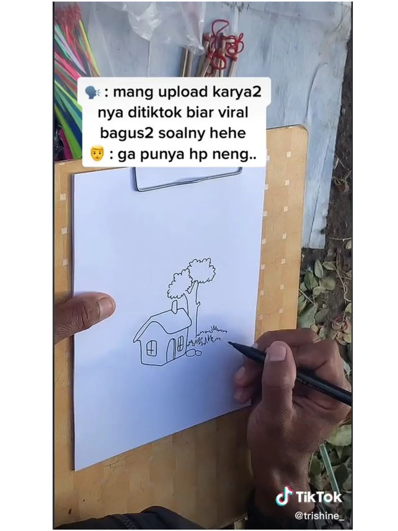 Dibuat Secara Manual, Pria Ini Jual Hasil Gambarnya ke Anak SD Cuma Seribu Rupiah - Hot Liputan6.com