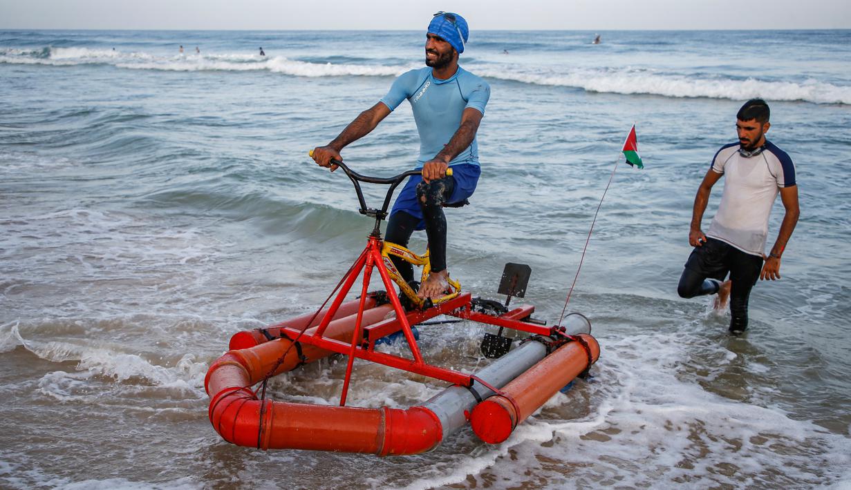 FOTO: Perahu Kayuh dari Bahan Daur Ulang Buatan Nelayan Palestina ...