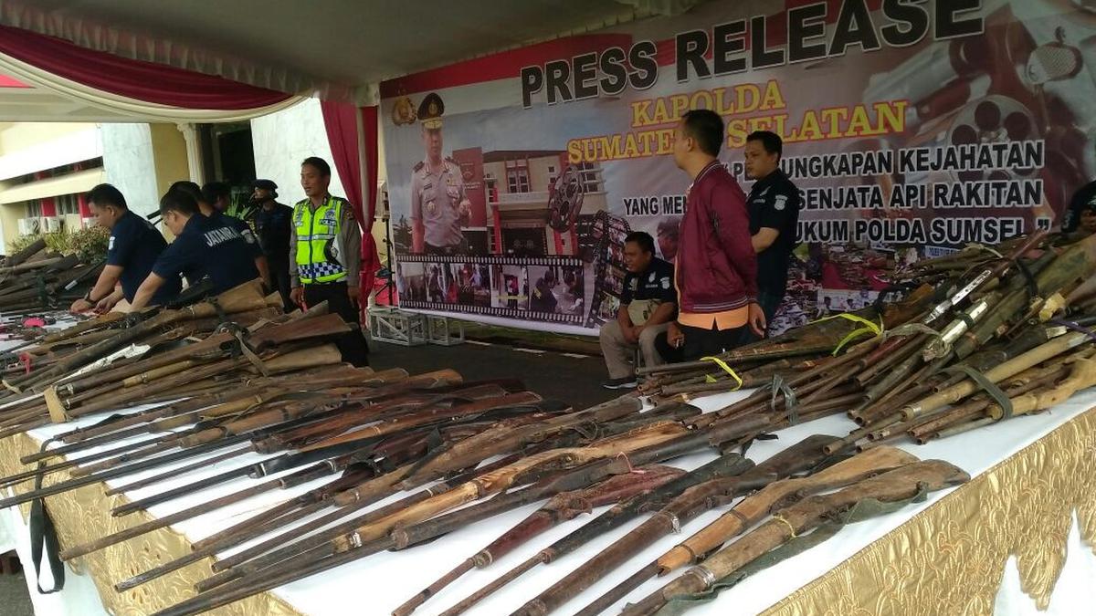 Polisi Gerebek Anggota Satpol PP yang Sedang Merakit Senjata Api ...