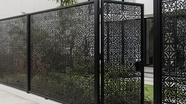 10 Desain Pagar dari Besi tapi Sulit Dilihat dari Luar, Aman, Kuat, dan ...