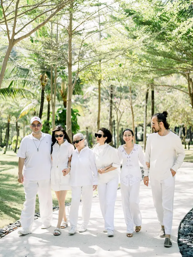 7 Pemotretan Keluarga Raline Shah Bareng Ibu Hingga Nenek Ini Elegan ...