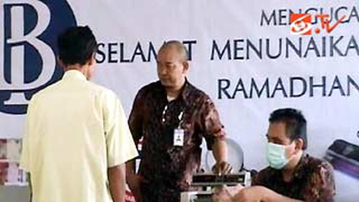 Ratusan Warga Solo Berebut Tukar Uang - News Liputan6.com