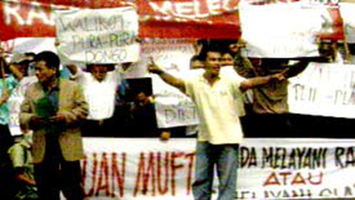 Ratusan Karyawan Kafe Berdemo
