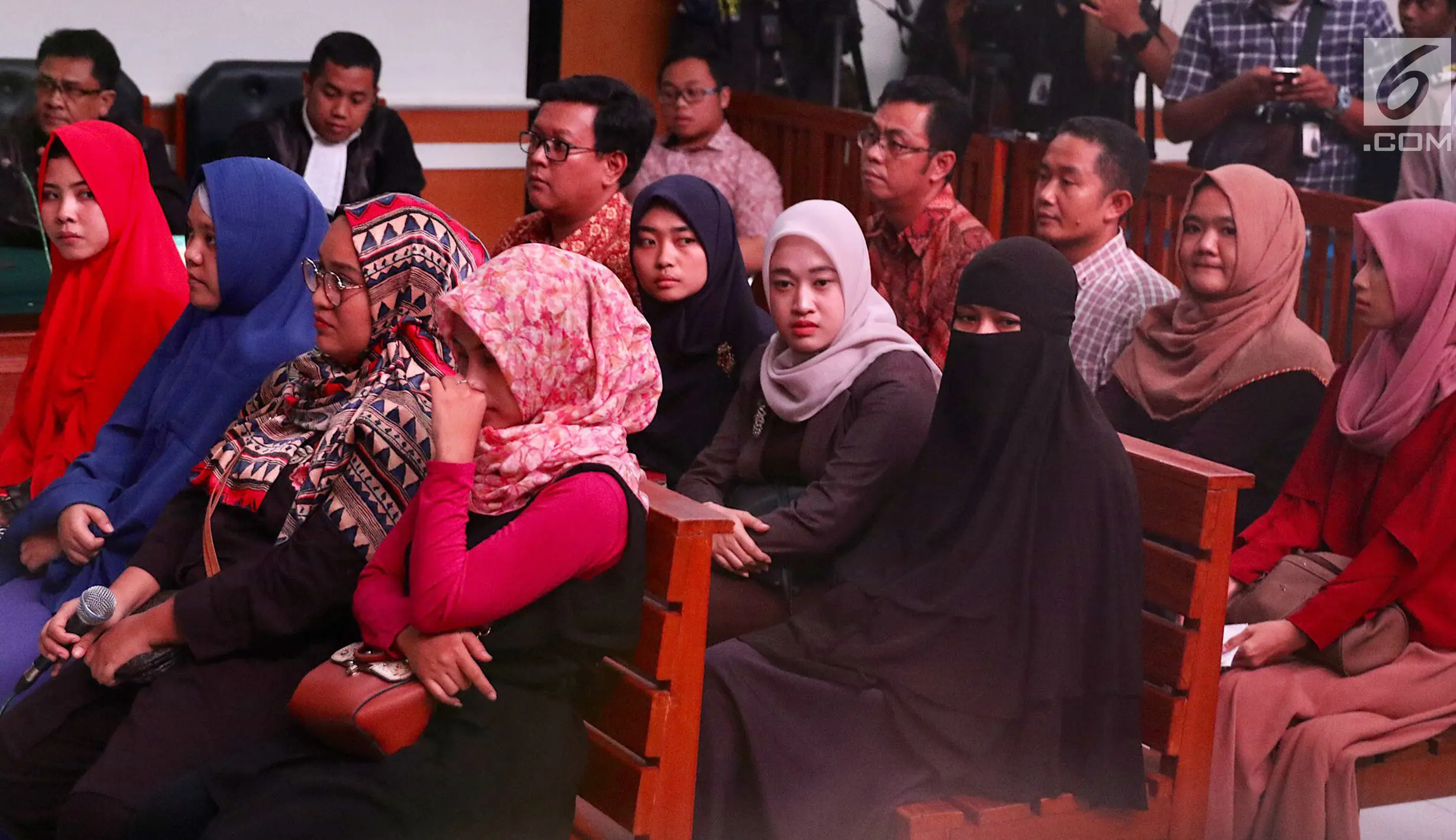 FOTO: 13 Mantan Karyawan Jadi Saksi Sidang Kasus First Travel - Foto ...