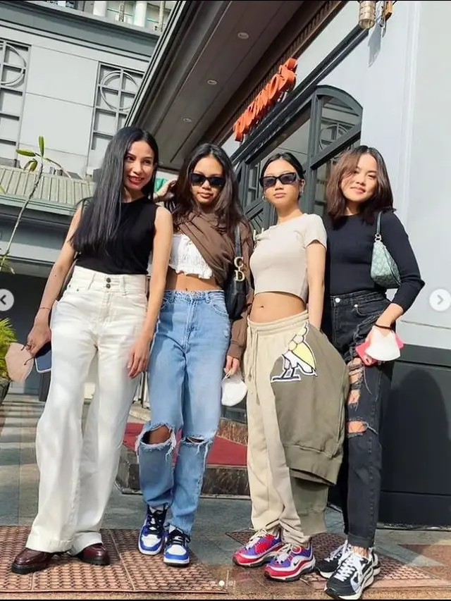 6 Potret Tribuana Tungga Dewi Istri Bambang Pamungkas Bareng Anak, Bak ...