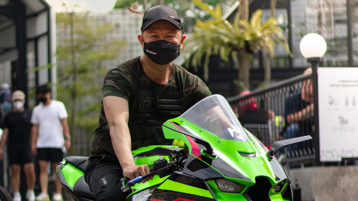 Cinta Hobinya, YouTuber Harry Affandy Koleksi Banyak Sepeda Motor Mewah - ShowBiz Liputan6.com