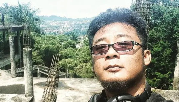 Ketegaran Edwin Super Bejo Antar Jenazah Ibunya ke Peristirahatan ...