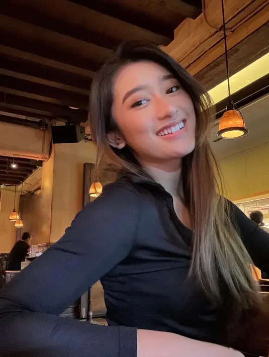 Potret Amanda Caesa saat Pamer Senyum Manisnya, Bikin Meleleh Deh ...