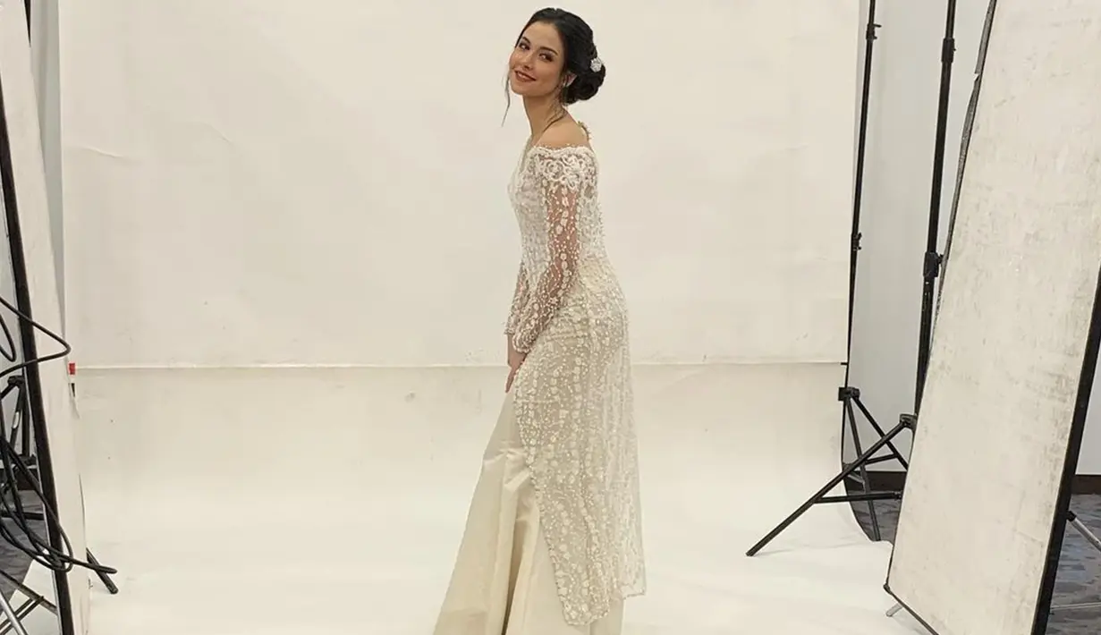 Pesona Estelle Linden dalam Busana Berwarna Putih, Tampil Memukau ...