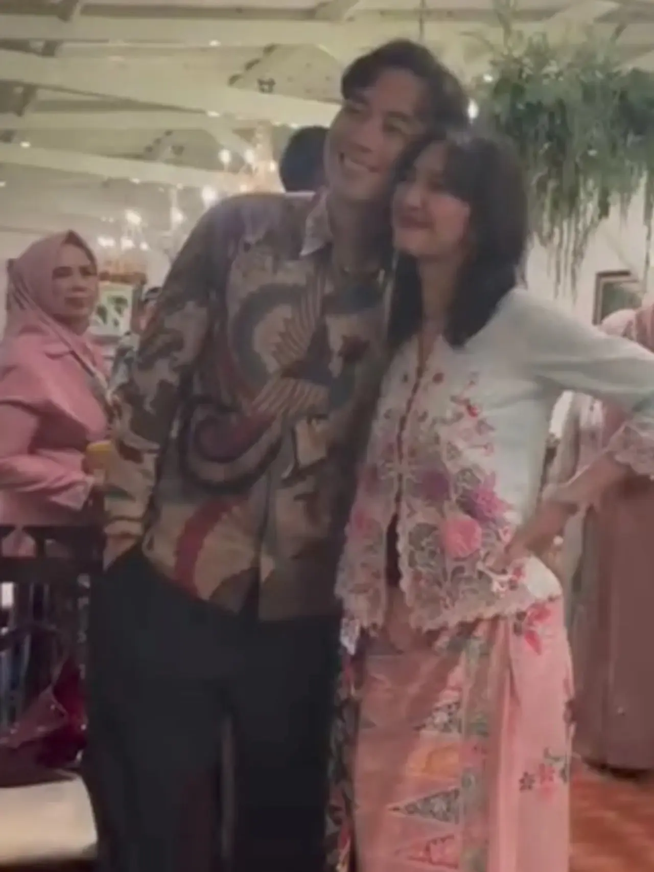 Calon Kakak Ipar Nadin Amizah, Begini Gaya Elegan Sheila Dara Kenakan ...