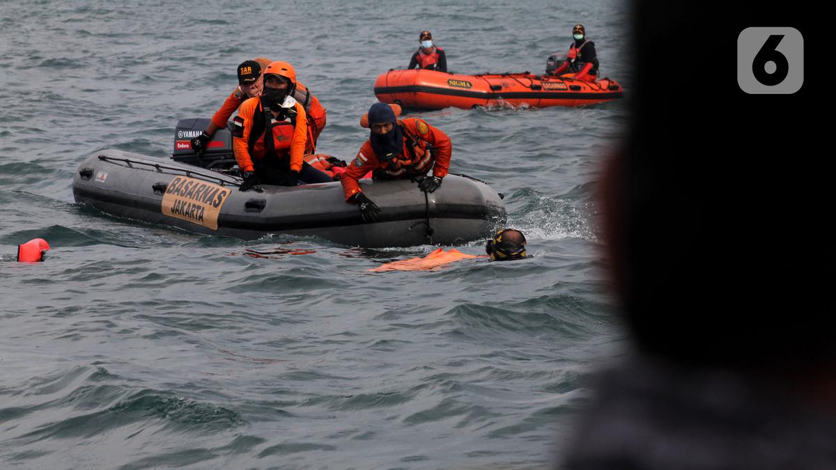 FOTO: SAR Gabungan Terus Cari Korban dan Serpihan Pesawat Sriwijaya Air ...