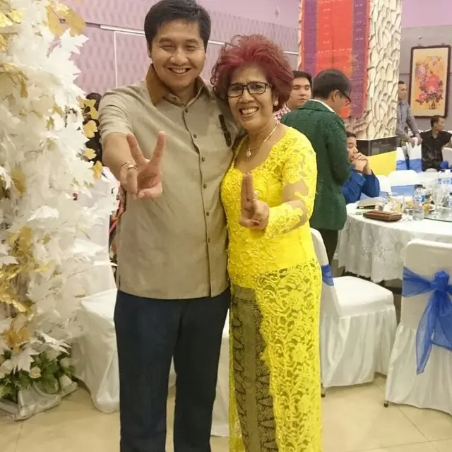 Galeri Foto Rita Butar Butar Pakai Dress Brokat, Busananya Selalu ...