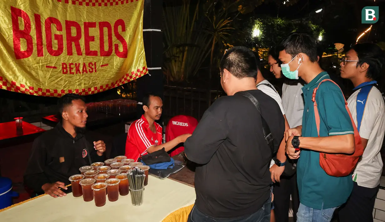 Foto: Riuhnya Chant Dukungan Tiada Henti Bigreds Regional Bekasi dalam Roaring Night Liga ...