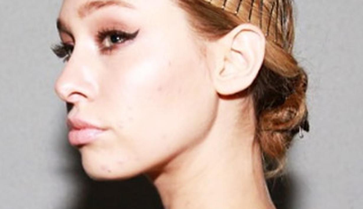 8 Ide Tampilan Rambut Kece Dengan Menggunakan Bobby Pins - Photo Fimela.com