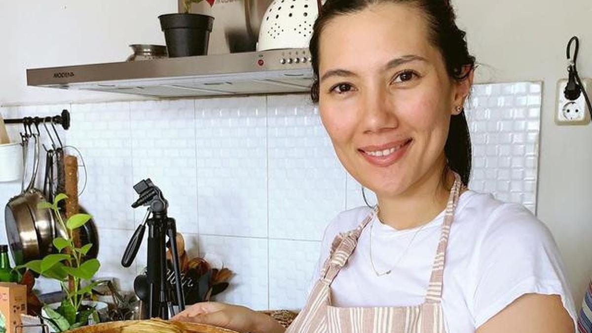 6 Potret Sarah Diorita, Istri Eross Candra Gitaris Sheila On 7 yang ...