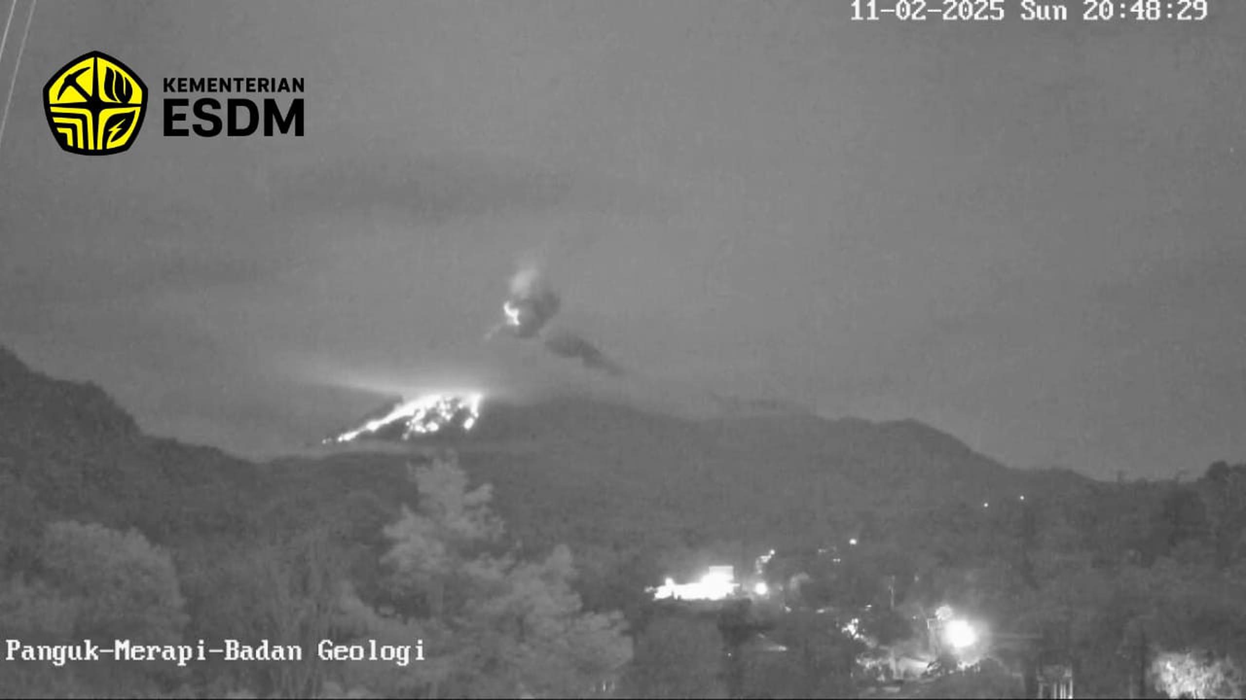 Gunung Merapi Luncurkan Awan Panas Sejauh 2.000 Meter ke Arah Kali ...