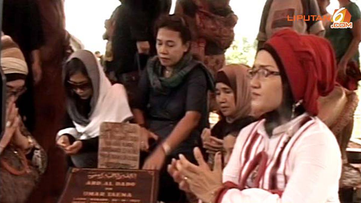 Hujan Iringi Pemakaman Tata Dado - ShowBiz Liputan6.com