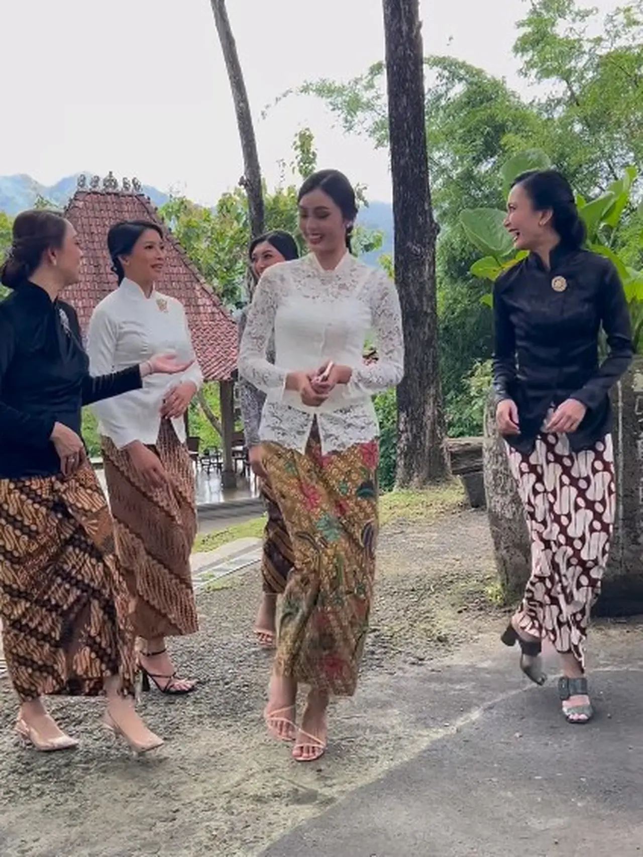 Potret 5 Jebolan Puteri Indonesia Lintas Generasi Tampil Elegan dengan Kebaya Janggan, Artika ...